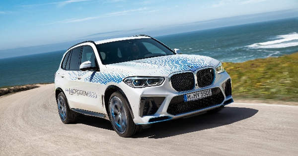 BMWs Wasserstoff-Auto fährt auf der IAA - Elektromobilität - Elektroniknet